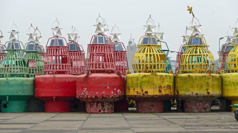 Rode, gele en groene boeien op de werf van Rijkswaterstaat in T – Jan ...